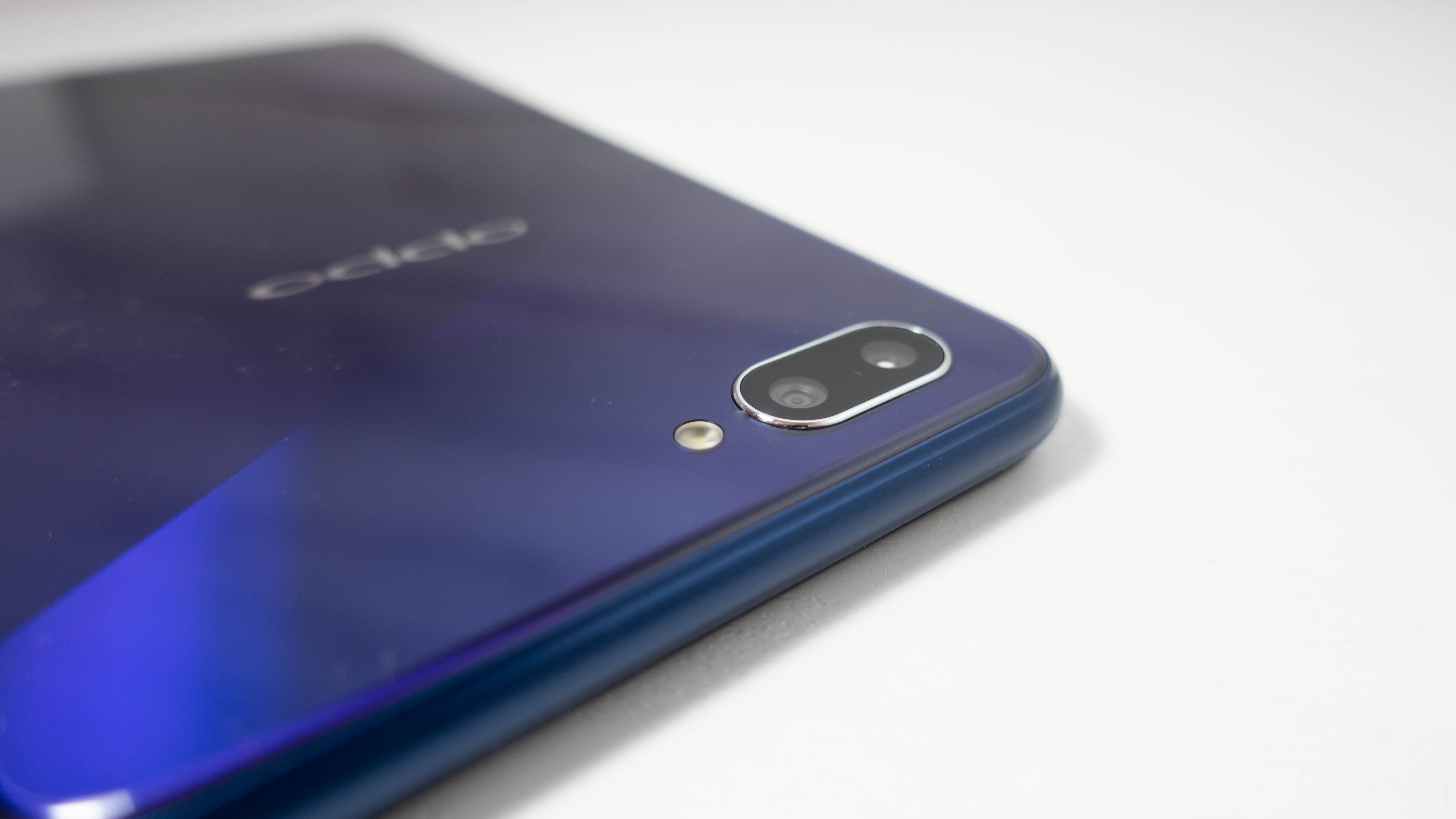 OPPO R15 Neo開封フォトレビュー。コスパ重視モデルの質感をチェック | プラスガジェット