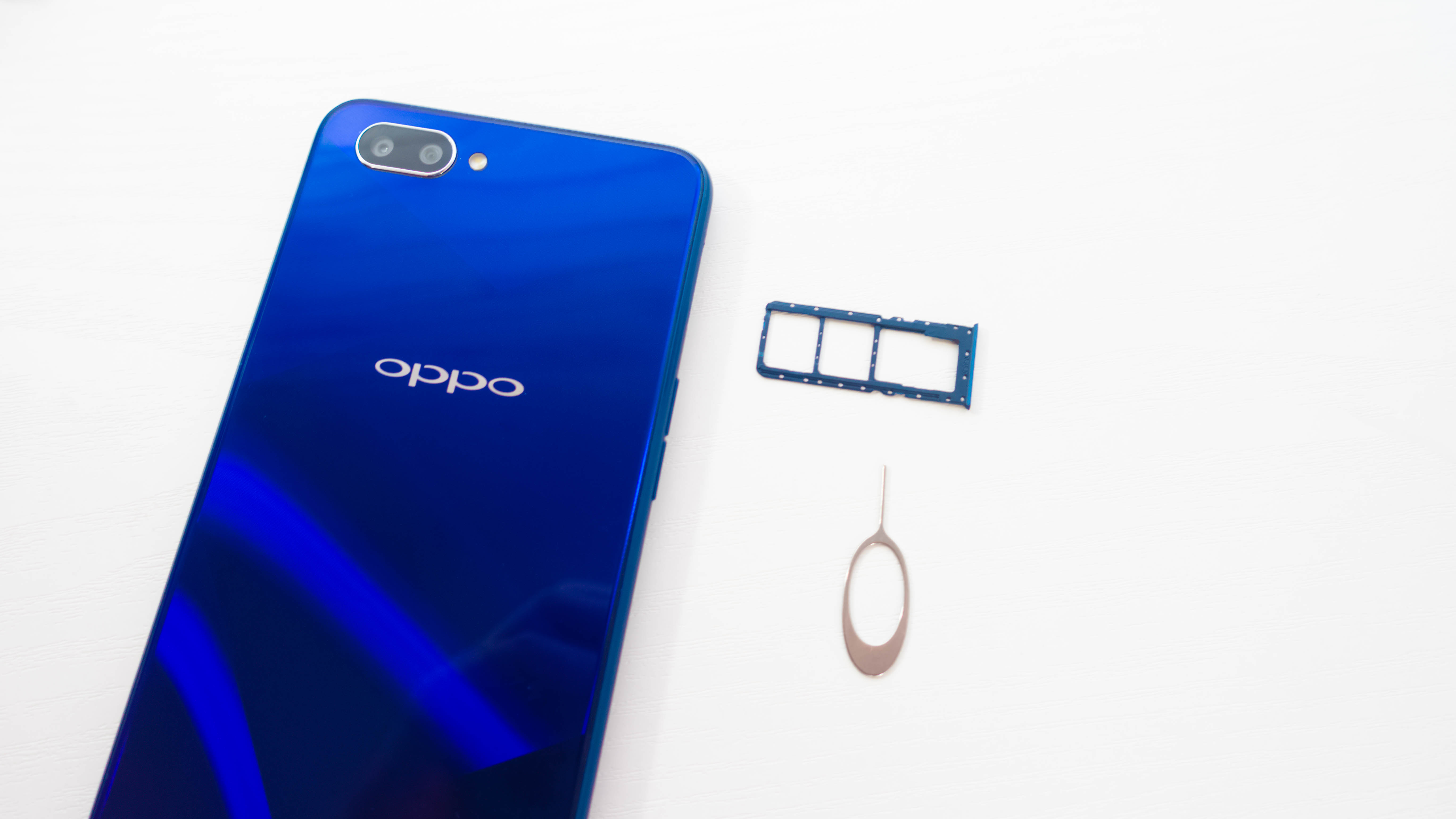 OPPO R15 Neo開封フォトレビュー。コスパ重視モデルの質感をチェック | プラスガジェット